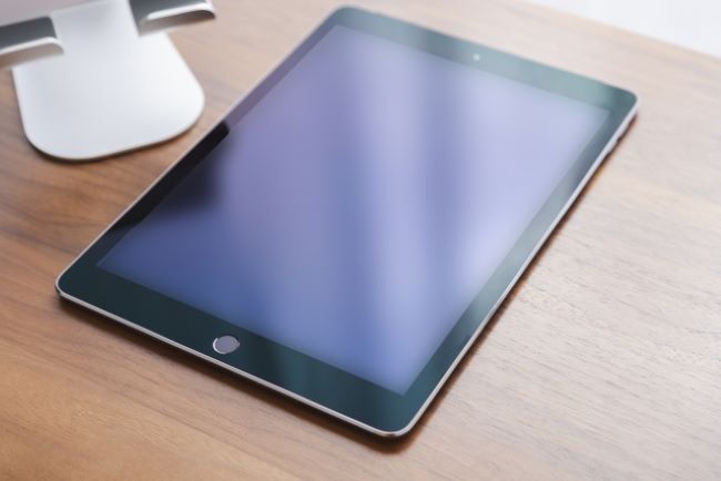 理想的な場所は浴室!?iPadに気泡を入れずにきれいにフィルムを貼る方法｜@DIME アットダイム