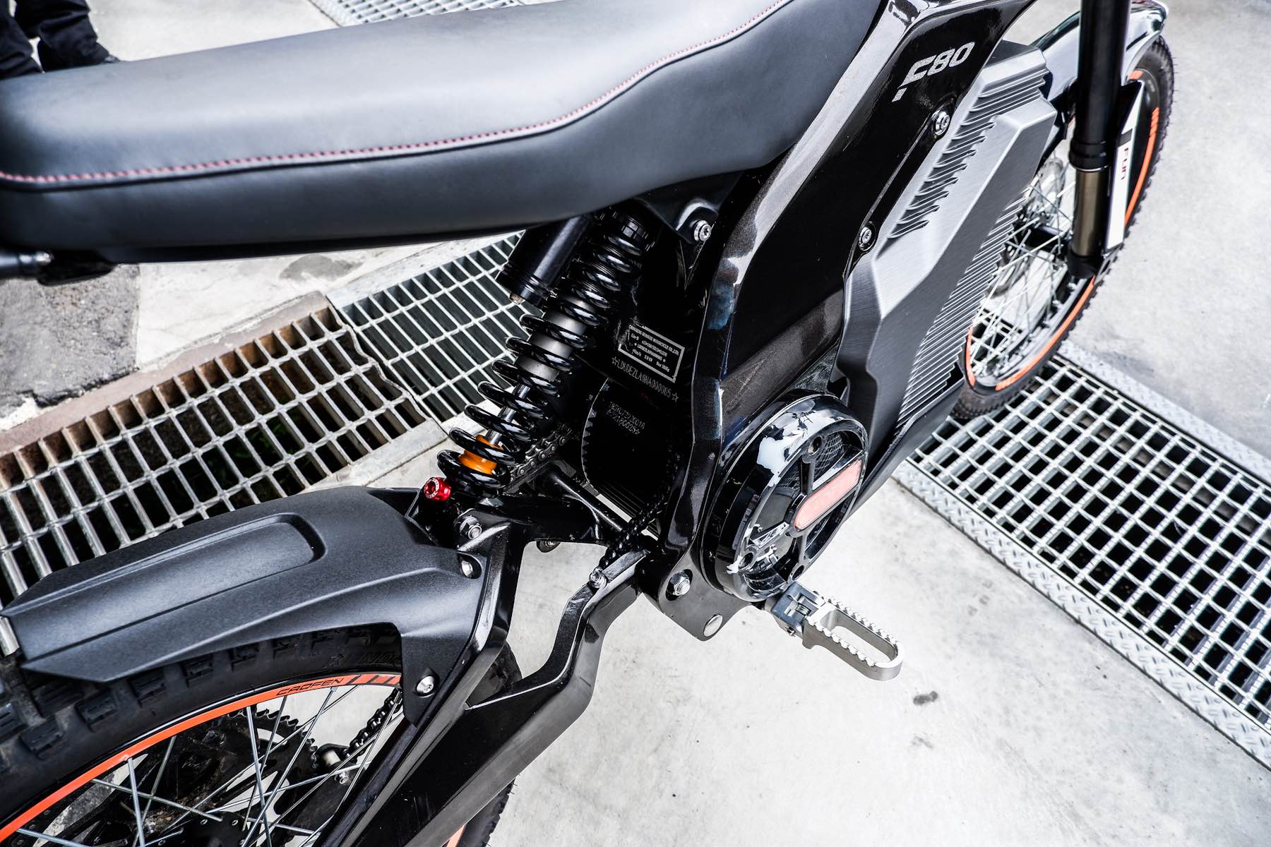 まさかの本格的なオフロード仕様！CAOFENの電動バイク「F80 STREET」試乗インプレッション｜@DIME アットダイム