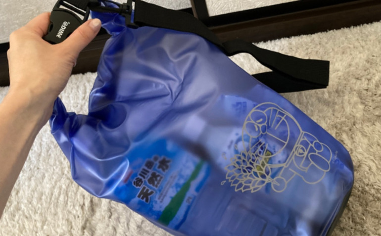 ジム、サウナ、温泉で濡れた洋服やタオルを収納するのに便利！防災グッズとしても使える雑誌付録「ドラえもんDRY BAG」｜@DIME アットダイム