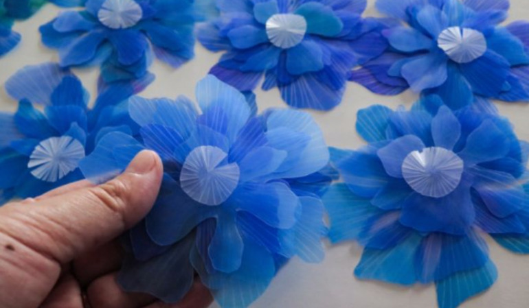 魔法みたい！SNSを騒がせたプラバンと油性マジックでできる「花」が美しすぎる｜@DIME アットダイム