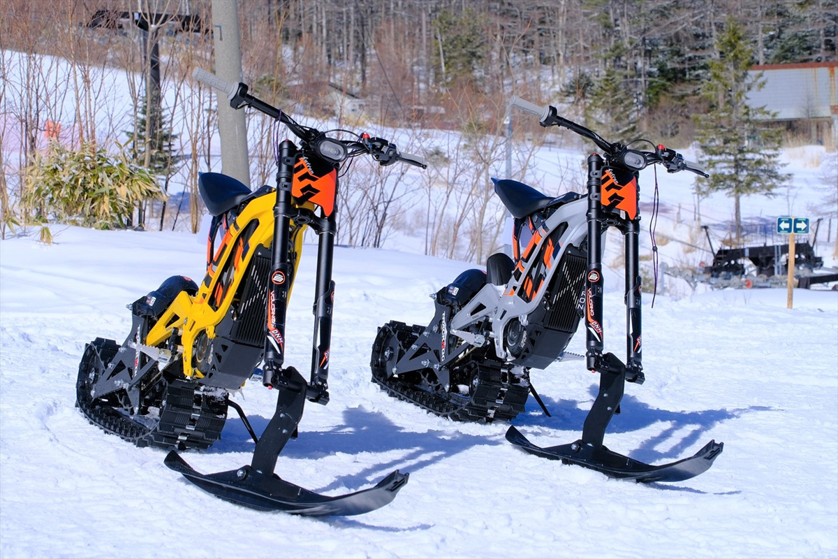 【カブガールが行く】駆け上がるような感覚がたまらない！新感覚の電動スノーバイク「e-SNOW BIKE」｜@DIME アットダイム