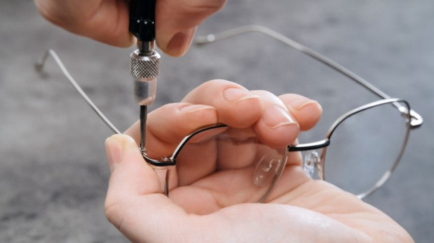 眼鏡のテンプルが折れてしまった時にやってはいけないこと｜@DIME アットダイム