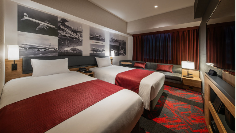 羽田空港70年の歴史を辿る特別企画、JAL×ヴィラフォンテーヌのコラボルームが登場｜@DIME アットダイム