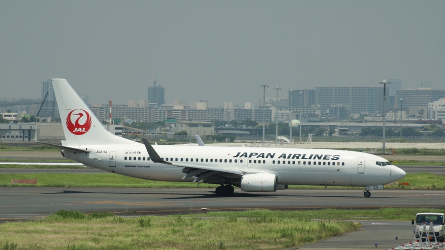 110万円で叶う航空ファンの夢！東京都大田区のふるさと納税返礼品に1組限定の「JALフライトシミュレーター体験」が登場｜@DIME アットダイム