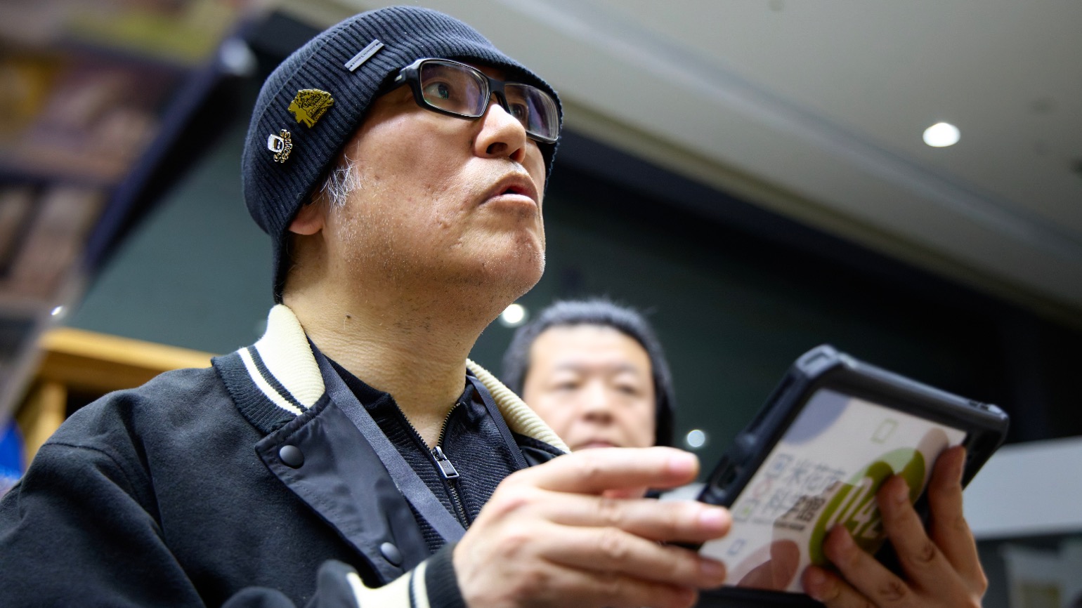 「名探偵コナン」原作者の青山剛昌さんがUSJの『名探偵コナン・ワールド』を体験！真犯人を追い詰めた!?｜@DIME アットダイム