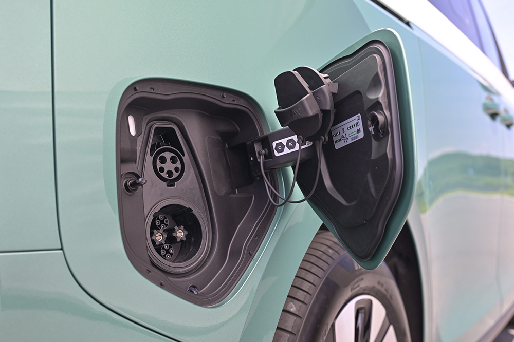 現代版ワーゲンバスが登場！3列シートのミニバンEV「ID. Buzz」の全貌｜@DIME アットダイム